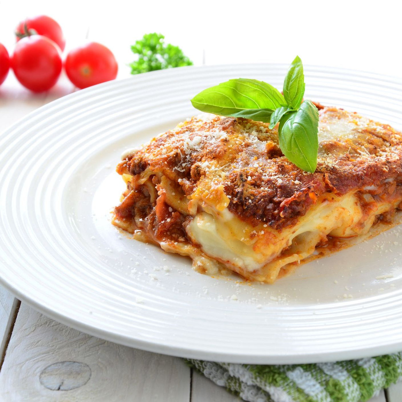 Lasaña con albóndigas de pollo y salsa de tomate