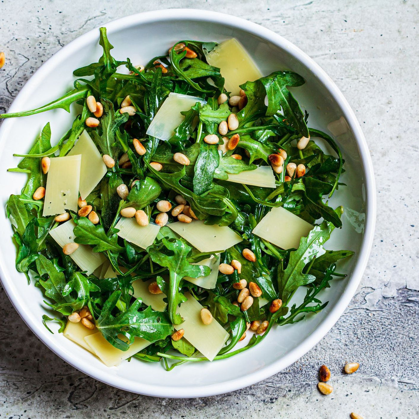 Salade de roquette, parmesan et pignons de pin